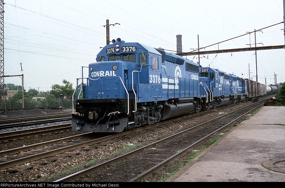 Consecutively numbered GP-40-2s lead a westbound at Frankford Junction